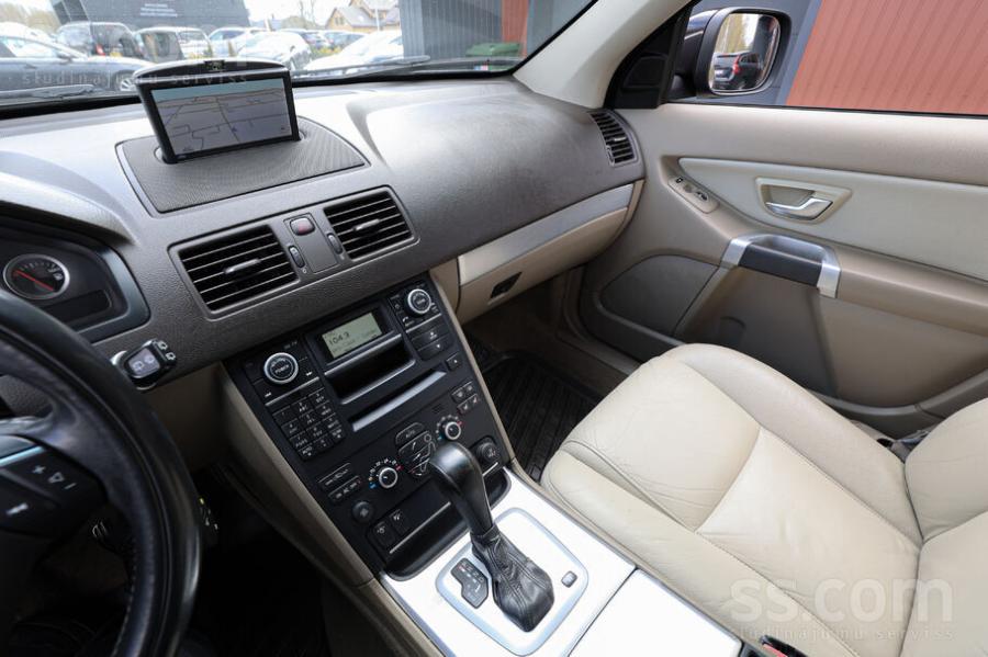 Brown Volvo XC90 2012 in Jelgava, with an engine capacity of 2.40 L and mileage of 0 thousand km for 10850 €, photo 18 on AUTOMOTO.COM.LV