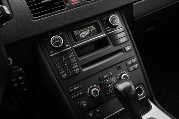 Brown Volvo XC90 2012 in Riga, with an engine capacity of 2.40 L and mileage of 287 thousand km for 13200 €, photo 8 on AUTOMOTO.COM.LV