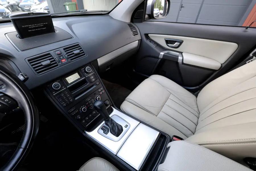 Brūns Volvo XC90 2012 Jelgava, ar dzinēja tilpumu 2.40 L un nobraukumu 367 tūkst. km par 10990 €, foto 23 vietnē AUTOMOTO.COM.LV