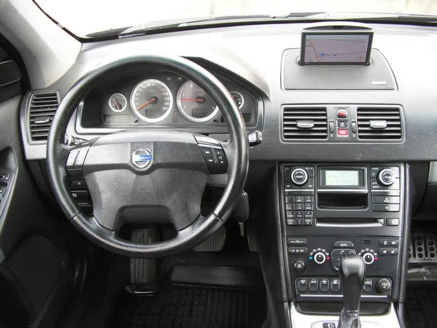 Brown Volvo XC90 2012 in Sigulda, with an engine capacity of 2.40 L and mileage of 361 thousand km for 10850 €, photo 14 on AUTOMOTO.COM.LV