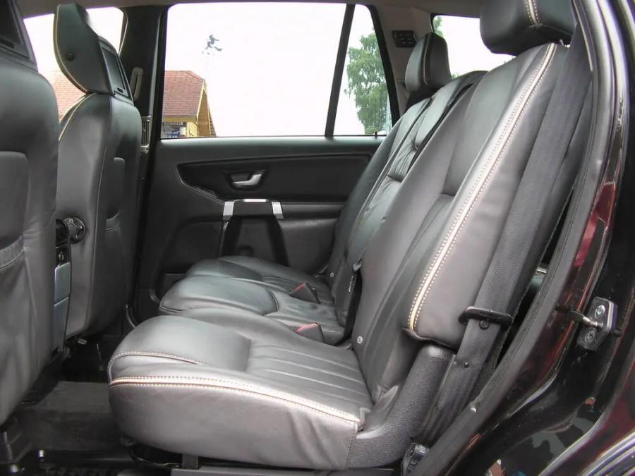 Brown Volvo XC90 2012 in Sigulda, with an engine capacity of 2.40 L and mileage of 361 thousand km for 10850 €, photo 22 on AUTOMOTO.COM.LV