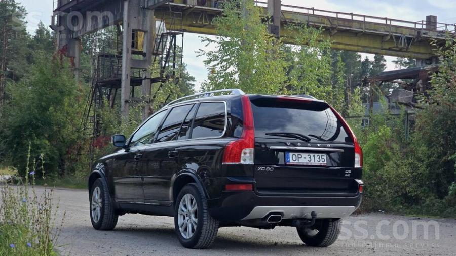 Brown Volvo XC90 2012 in Riga, with an engine capacity of 2.40 L and mileage of 323 thousand km for 11000 €, photo 8 on AUTOMOTO.COM.LV