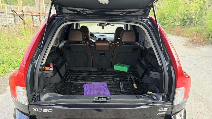 Brown Volvo XC90 2012 in Riga, with an engine capacity of 2.40 L and mileage of 323 thousand km for 11000 €, photo 10 on AUTOMOTO.COM.LV