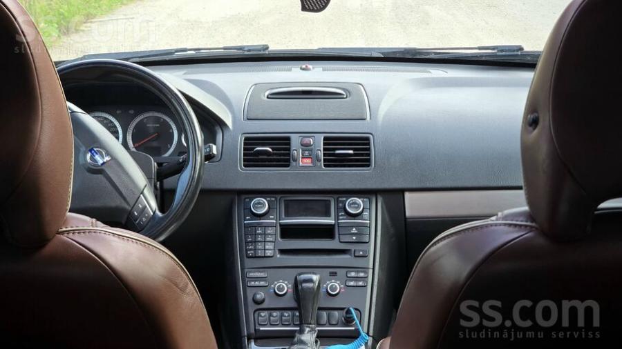 Brown Volvo XC90 2012 in Riga, with an engine capacity of 2.40 L and mileage of 323 thousand km for 11000 €, photo 13 on AUTOMOTO.COM.LV