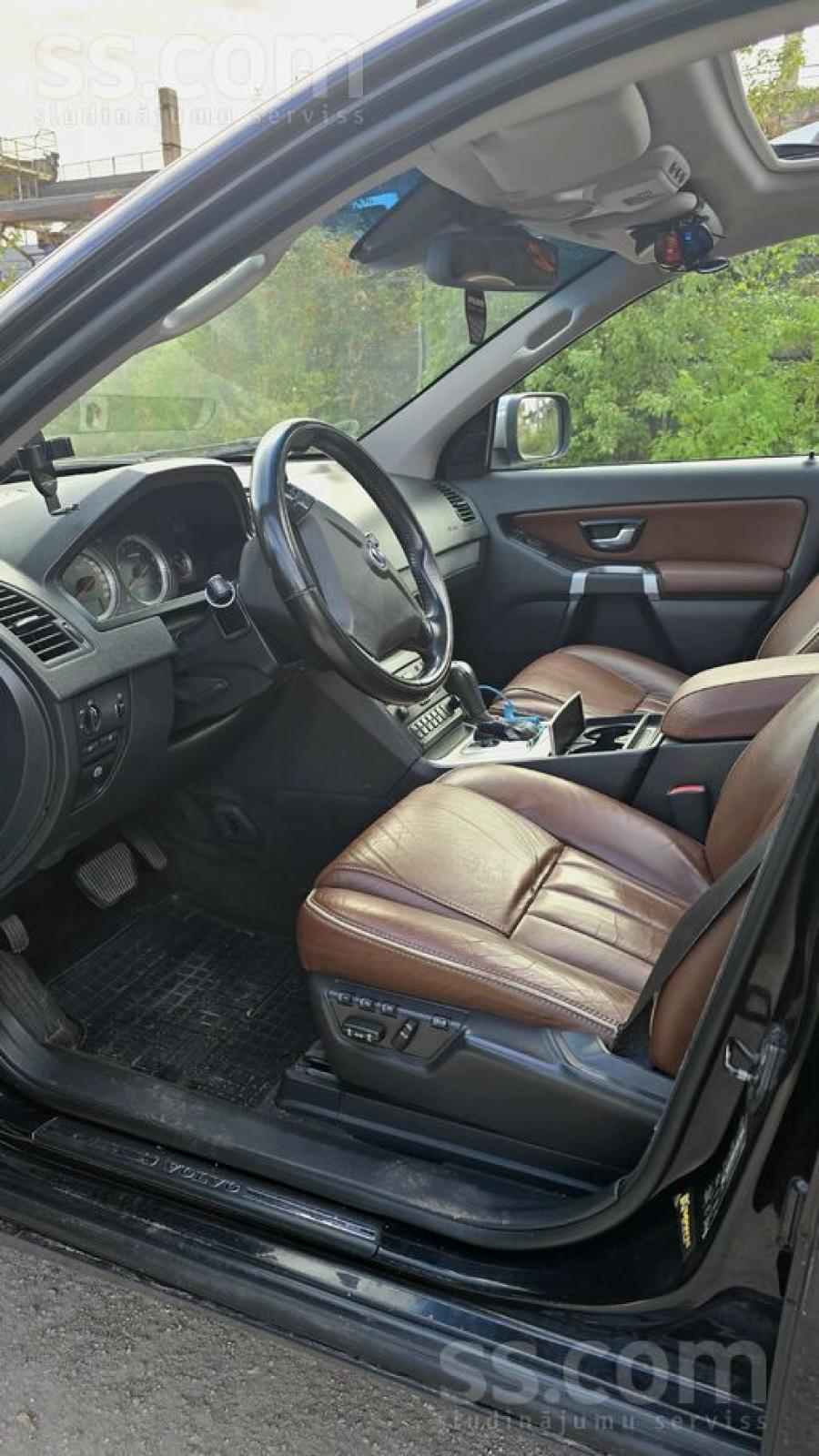 Brown Volvo XC90 2012 in Riga, with an engine capacity of 2.40 L and mileage of 323 thousand km for 11000 €, photo 14 on AUTOMOTO.COM.LV