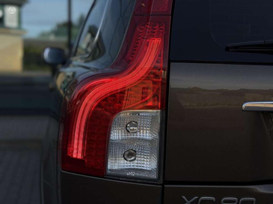 Brown Volvo XC90 2012 in Utena, with an engine capacity of 2.40 L and mileage of 238 thousand km for 12950 €, photo 16 on AUTOMOTO.COM.LV