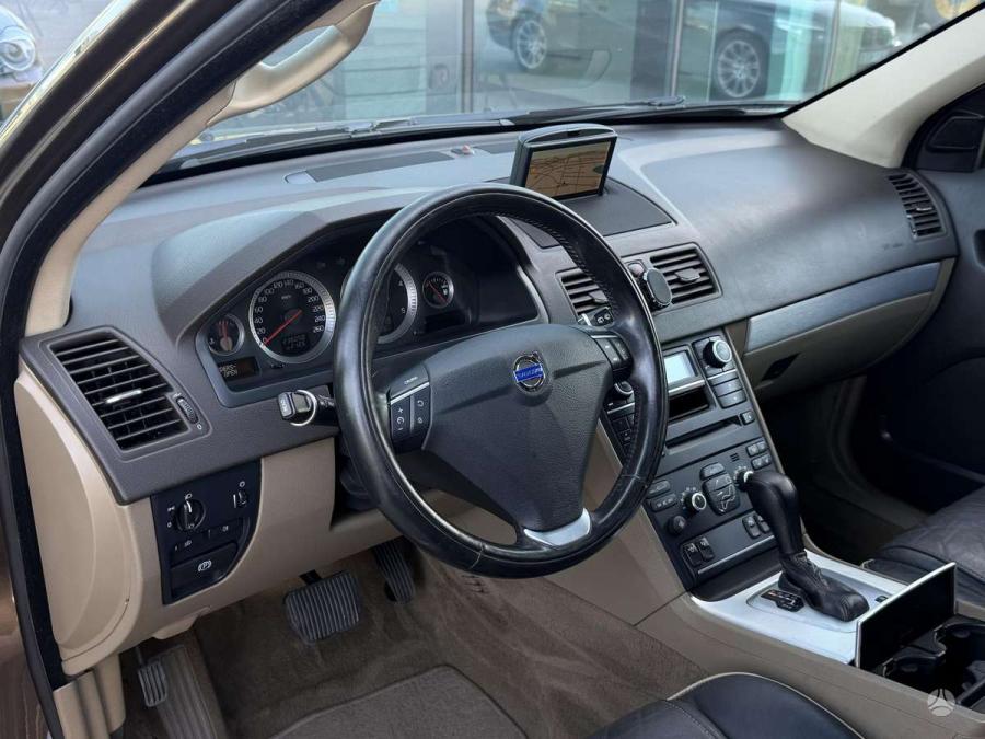 Brown Volvo XC90 2012 in Utena, with an engine capacity of 2.40 L and mileage of 238 thousand km for 12950 €, photo 17 on AUTOMOTO.COM.LV