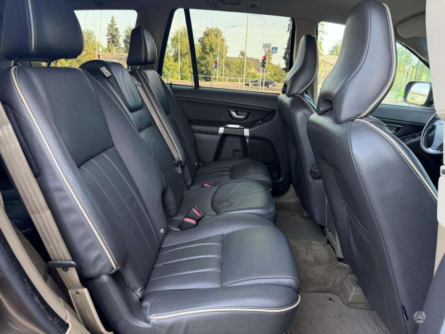 Brown Volvo XC90 2012 in Utena, with an engine capacity of 2.40 L and mileage of 238 thousand km for 12950 €, photo 28 on AUTOMOTO.COM.LV