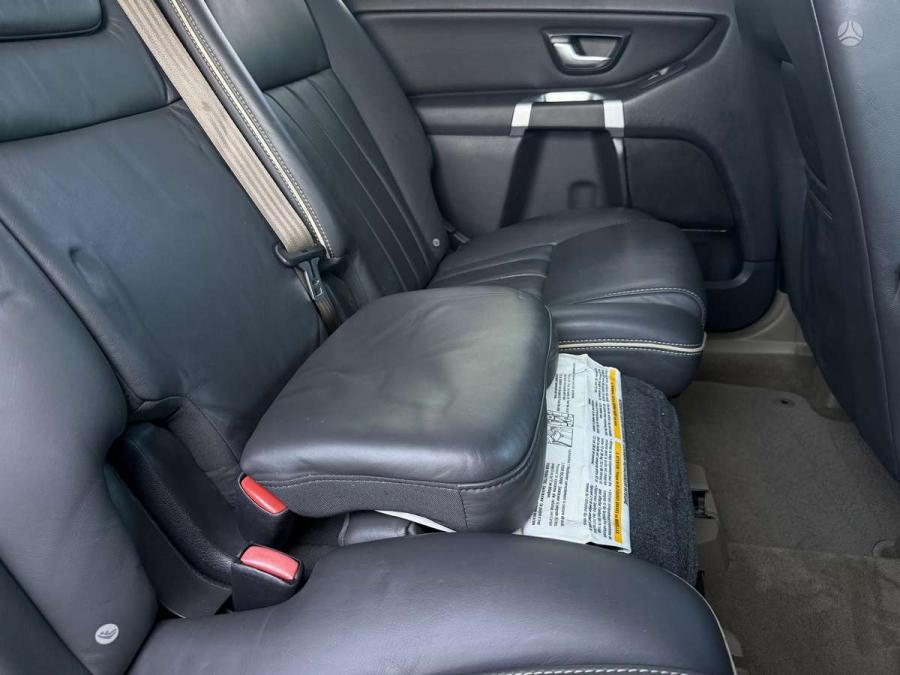 Brown Volvo XC90 2012 in Utena, with an engine capacity of 2.40 L and mileage of 238 thousand km for 12950 €, photo 29 on AUTOMOTO.COM.LV