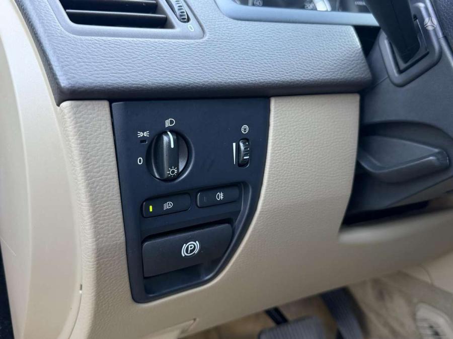 Brown Volvo XC90 2012 in Utena, with an engine capacity of 2.40 L and mileage of 238 thousand km for 12950 €, photo 33 on AUTOMOTO.COM.LV