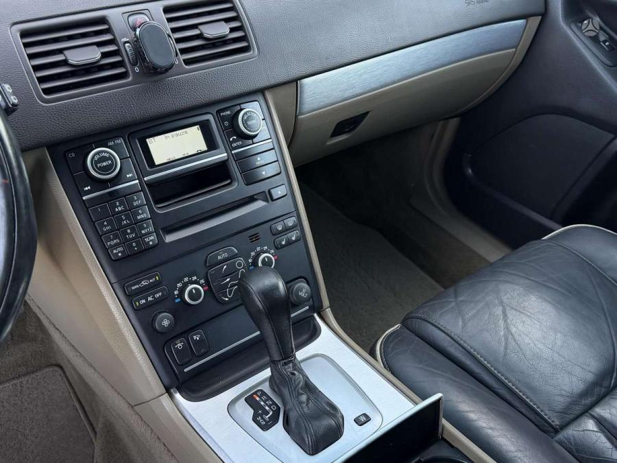 Brown Volvo XC90 2012 in Utena, with an engine capacity of 2.40 L and mileage of 238 thousand km for 12950 €, photo 34 on AUTOMOTO.COM.LV