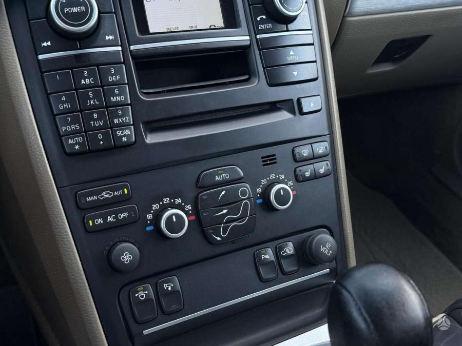 Brown Volvo XC90 2012 in Utena, with an engine capacity of 2.40 L and mileage of 238 thousand km for 12950 €, photo 39 on AUTOMOTO.COM.LV
