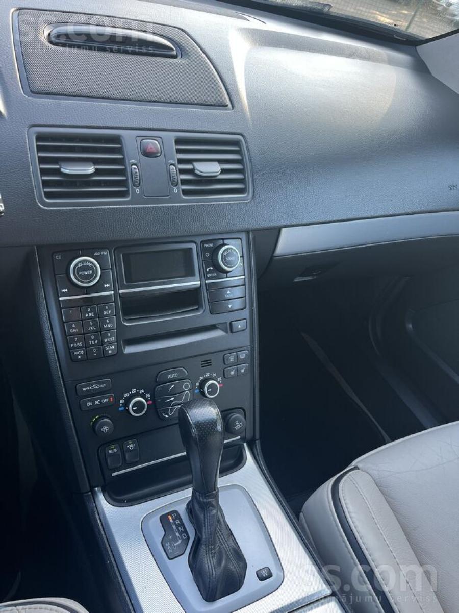 Brown Volvo XC90 2013 in Valmiera, with an engine capacity of 2.40 L and mileage of 0 thousand km for 12300 €, photo 6 on AUTOMOTO.COM.LV