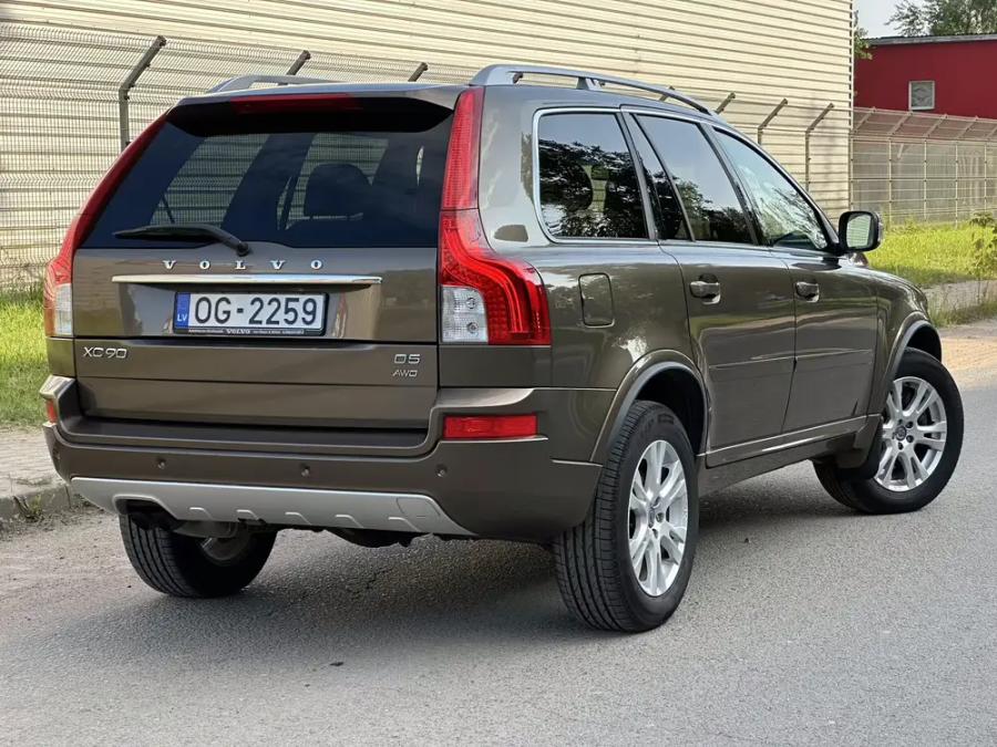 Brown Volvo XC90 2013 in Riga, with an engine capacity of 2.40 L and mileage of 249 thousand km for 13600 €, photo 4 on AUTOMOTO.COM.LV