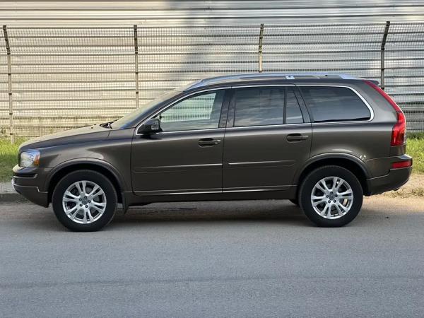 Brown Volvo XC90 2013 in Riga, with an engine capacity of 2.40 L and mileage of 249 thousand km for 13600 €, photo 5 on AUTOMOTO.COM.LV
