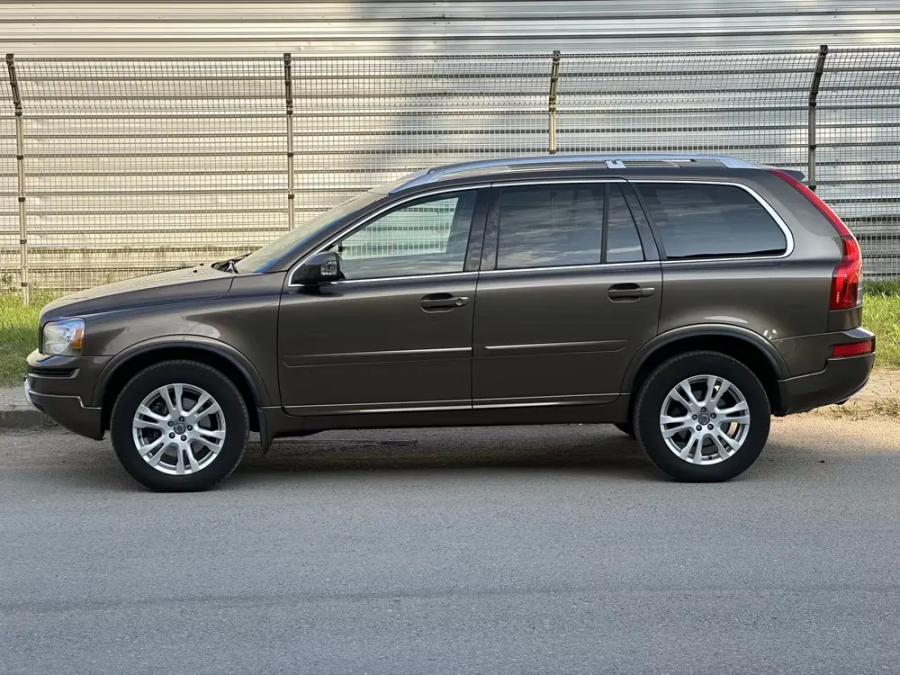 Brown Volvo XC90 2013 in Riga, with an engine capacity of 2.40 L and mileage of 249 thousand km for 13600 €, photo 6 on AUTOMOTO.COM.LV
