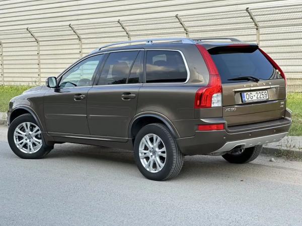Brown Volvo XC90 2013 in Riga, with an engine capacity of 2.40 L and mileage of 249 thousand km for 13600 €, photo 6 on AUTOMOTO.COM.LV
