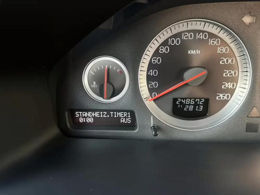 Brown Volvo XC90 2013 in Riga, with an engine capacity of 2.40 L and mileage of 249 thousand km for 13600 €, photo 8 on AUTOMOTO.COM.LV