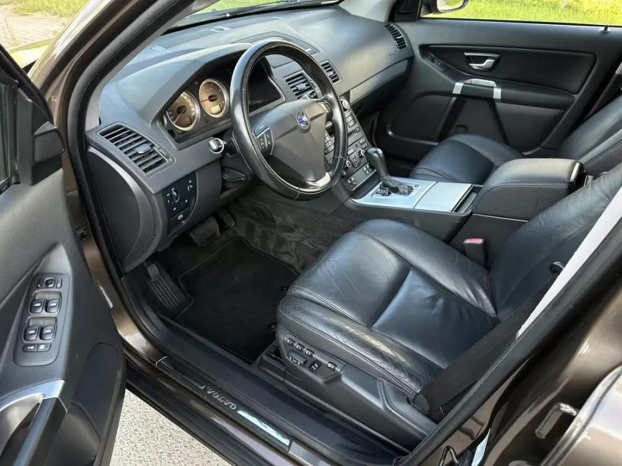 Brown Volvo XC90 2013 in Riga, with an engine capacity of 2.40 L and mileage of 249 thousand km for 13600 €, photo 12 on AUTOMOTO.COM.LV