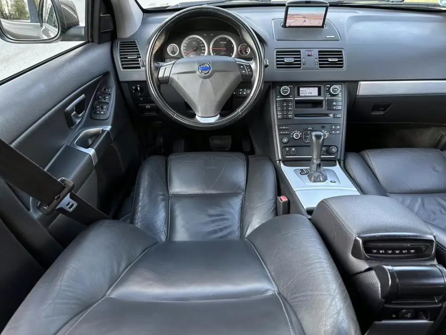 Brown Volvo XC90 2013 in Riga, with an engine capacity of 2.40 L and mileage of 249 thousand km for 13600 €, photo 16 on AUTOMOTO.COM.LV