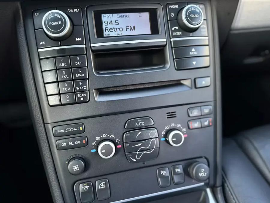 Brown Volvo XC90 2013 in Riga, with an engine capacity of 2.40 L and mileage of 249 thousand km for 13600 €, photo 19 on AUTOMOTO.COM.LV