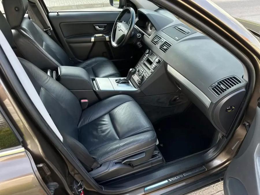 Brown Volvo XC90 2013 in Riga, with an engine capacity of 2.40 L and mileage of 249 thousand km for 13600 €, photo 21 on AUTOMOTO.COM.LV