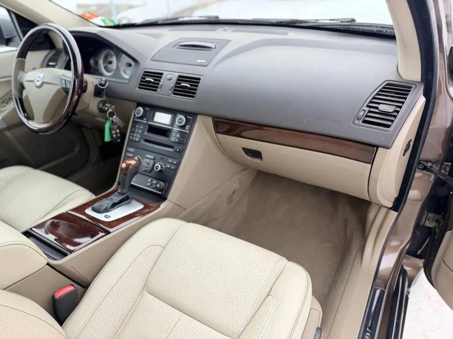 Brūns Volvo XC90 2013 Rīga, ar dzinēja tilpumu 2.40 L un nobraukumu 233 tūkst. km par 13500 €, foto 24 vietnē AUTOMOTO.COM.LV