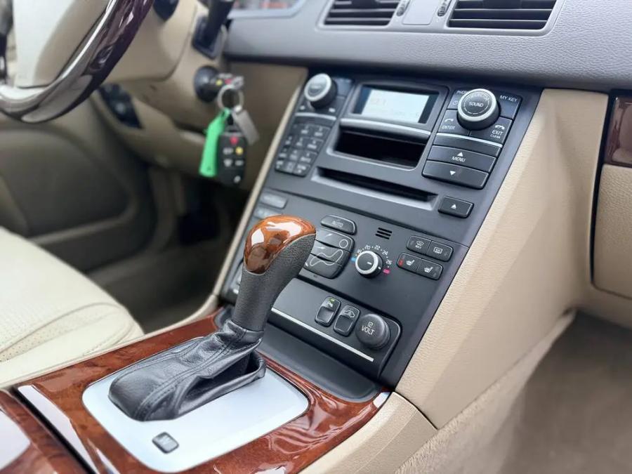 Brūns Volvo XC90 2013 Rīga, ar dzinēja tilpumu 2.40 L un nobraukumu 233 tūkst. km par 13500 €, foto 25 vietnē AUTOMOTO.COM.LV