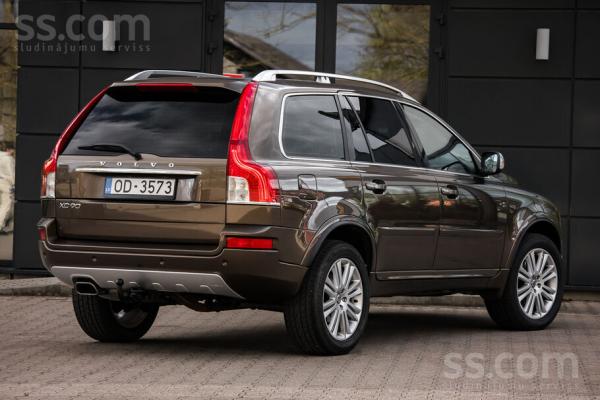 Brown Volvo XC90 2014 in Riga, with an engine capacity of 2.40 L and mileage of 285 thousand km for 2495 €, photo 8 on AUTOMOTO.COM.LV