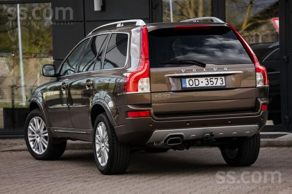 Brown Volvo XC90 2014 in Riga, with an engine capacity of 2.40 L and mileage of 285 thousand km for 12950 €, photo 5 on AUTOMOTO.COM.LV
