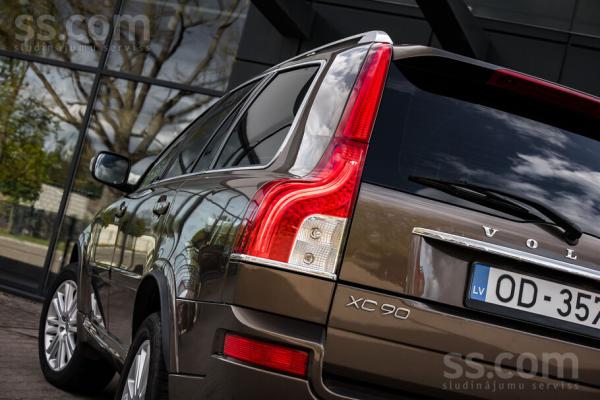Brown Volvo XC90 2014 in Riga, with an engine capacity of 2.40 L and mileage of 285 thousand km for 12950 €, photo 9 on AUTOMOTO.COM.LV
