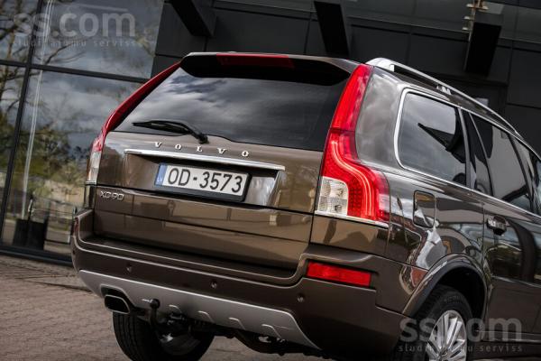 Brown Volvo XC90 2014 in Riga, with an engine capacity of 2.40 L and mileage of 285 thousand km for 12950 €, photo 10 on AUTOMOTO.COM.LV