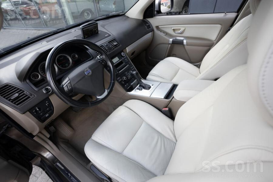 Brown Volvo XC90 2014 in Riga, with an engine capacity of 2.40 L and mileage of 285 thousand km for 12950 €, photo 13 on AUTOMOTO.COM.LV