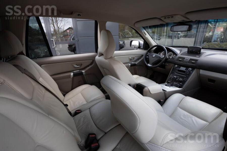 Brown Volvo XC90 2014 in Riga, with an engine capacity of 2.40 L and mileage of 285 thousand km for 12950 €, photo 14 on AUTOMOTO.COM.LV