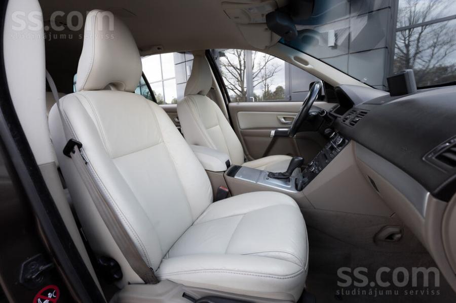 Brown Volvo XC90 2014 in Riga, with an engine capacity of 2.40 L and mileage of 285 thousand km for 12950 €, photo 16 on AUTOMOTO.COM.LV