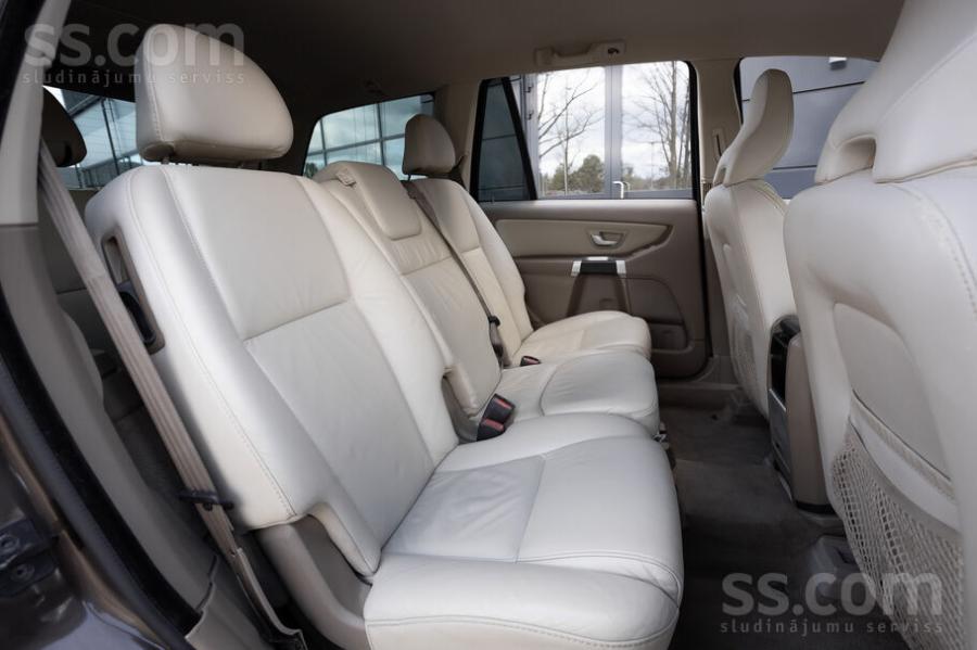 Brown Volvo XC90 2014 in Riga, with an engine capacity of 2.40 L and mileage of 285 thousand km for 12950 €, photo 17 on AUTOMOTO.COM.LV