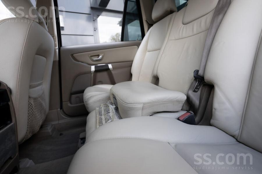 Brown Volvo XC90 2014 in Riga, with an engine capacity of 2.40 L and mileage of 285 thousand km for 12950 €, photo 18 on AUTOMOTO.COM.LV