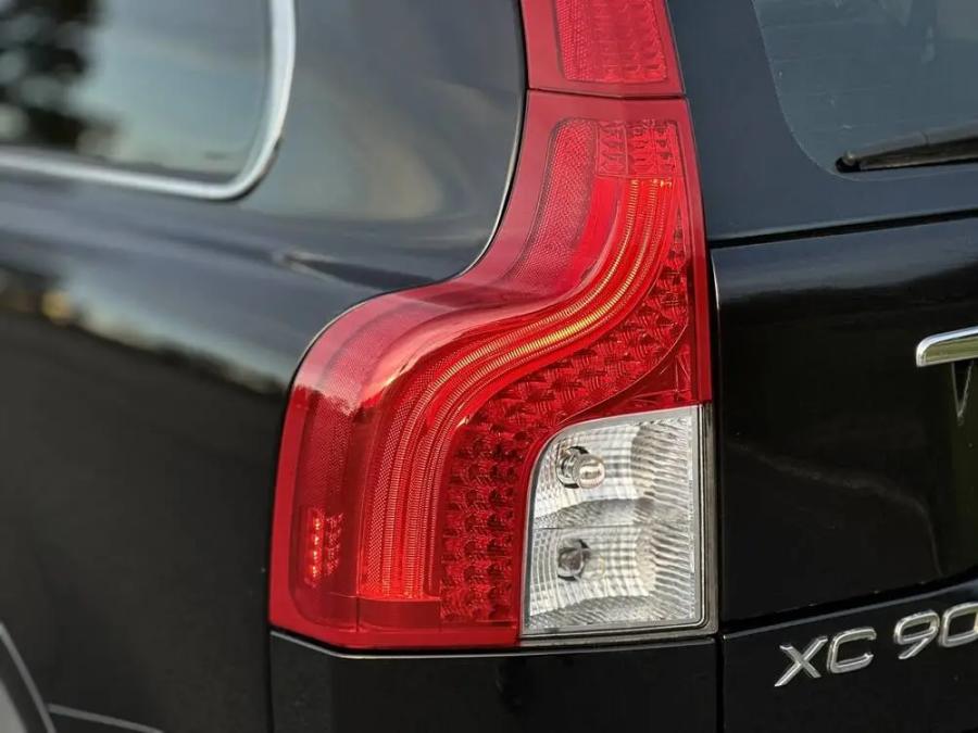 Brūns Volvo XC90 2014 Rīga, ar dzinēja tilpumu 2.40 L un nobraukumu 274 tūkst. km par 11700 €, foto 36 vietnē AUTOMOTO.COM.LV