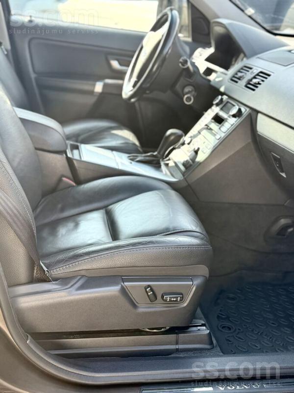 Brown Volvo XC90 2014 in Riga, with an engine capacity of 2.40 L and mileage of 0 thousand km for 15500 €, photo 8 on AUTOMOTO.COM.LV