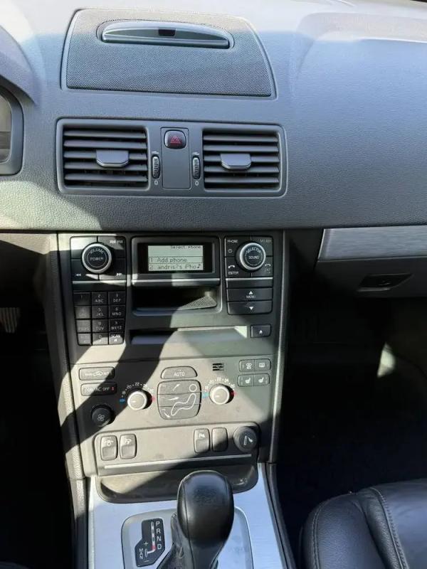 Brown Volvo XC90 2014 in Riga, with an engine capacity of 2.40 L and mileage of 147 thousand km for 15500 €, photo 5 on AUTOMOTO.COM.LV