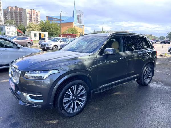 Brown Volvo XC90 2020 in Riga, with an engine capacity of 2.00 L and mileage of 140 thousand km for 36950 €, photo 1 on AUTOMOTO.COM.LV