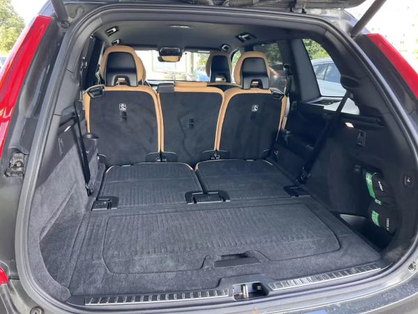 Brown Volvo XC90 2020 in Riga, with an engine capacity of 2.00 L and mileage of 140 thousand km for 36950 €, photo 8 on AUTOMOTO.COM.LV