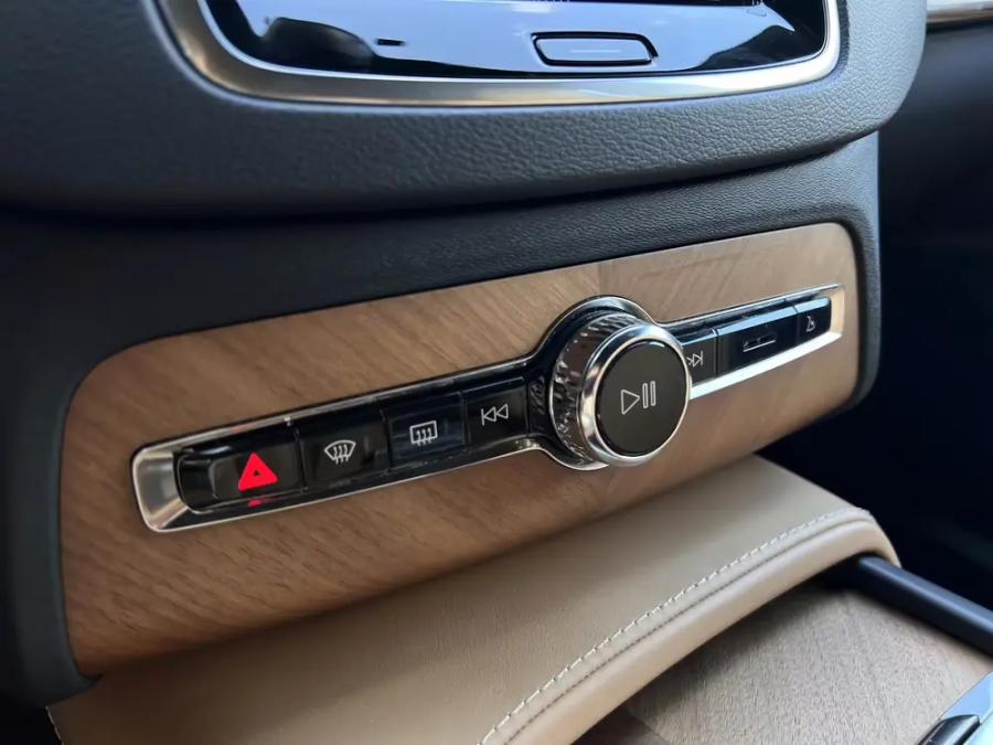 Brūns Volvo XC90 2020 Rīga, ar dzinēja tilpumu 2.00 L un nobraukumu 140 tūkst. km par 36950 €, foto 27 vietnē AUTOMOTO.COM.LV