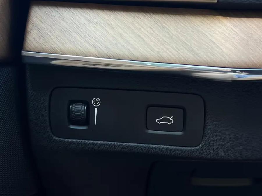 Brūns Volvo XC90 2020 Rīga, ar dzinēja tilpumu 2.00 L un nobraukumu 140 tūkst. km par 36950 €, foto 34 vietnē AUTOMOTO.COM.LV