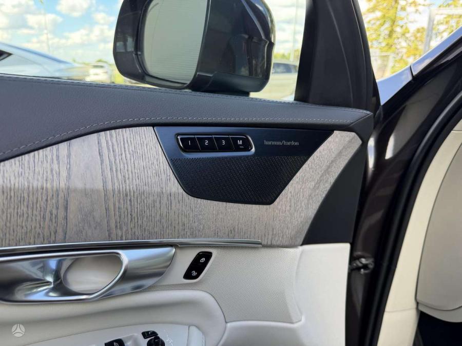 Brown Volvo XC90 2023 in Siauliai, with an engine capacity of 1.97 L and mileage of 174 thousand km for 42990 €, photo 15 on AUTOMOTO.COM.LV