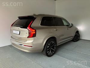 Brown Volvo XC90 2025 in Riga, with an engine capacity of 2.00 L and mileage of 28 thousand km for 59990 €, photo 4 on AUTOMOTO.COM.LV