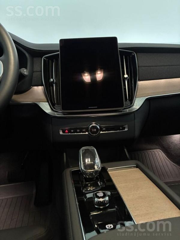 Brown Volvo XC90 2025 in Riga, with an engine capacity of 2.00 L and mileage of 28 thousand km for 59990 €, photo 10 on AUTOMOTO.COM.LV