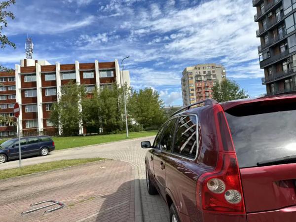 Volvo XC90 2003 in Riga, with an engine capacity of 2.40 L and mileage of 316 thousand km for 3990 €, photo 4 on AUTOMOTO.COM.LV