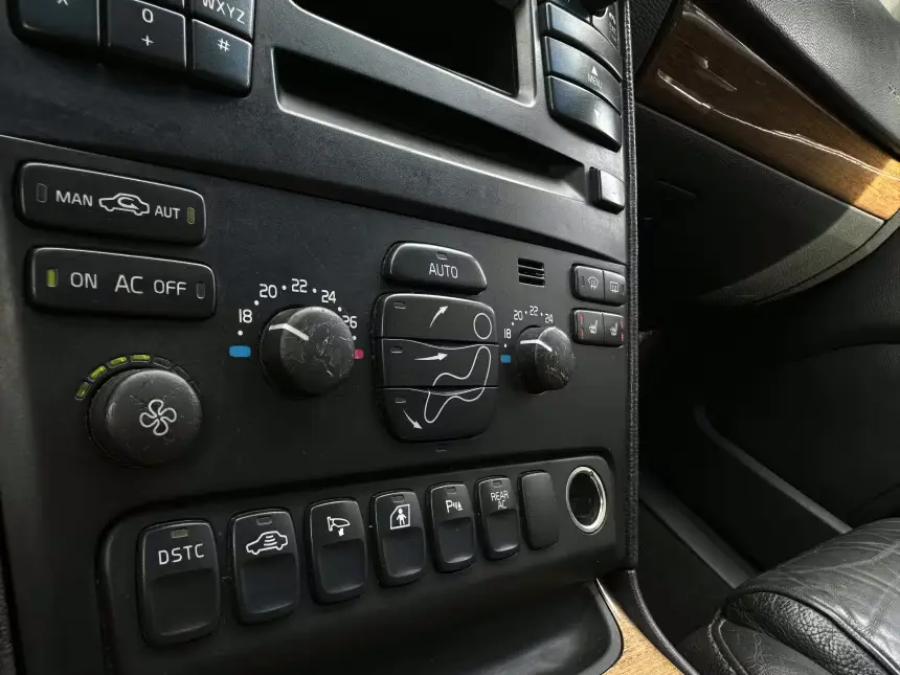 Volvo XC90 2003 in Riga, with an engine capacity of 2.40 L and mileage of 316 thousand km for 3990 €, photo 26 on AUTOMOTO.COM.LV
