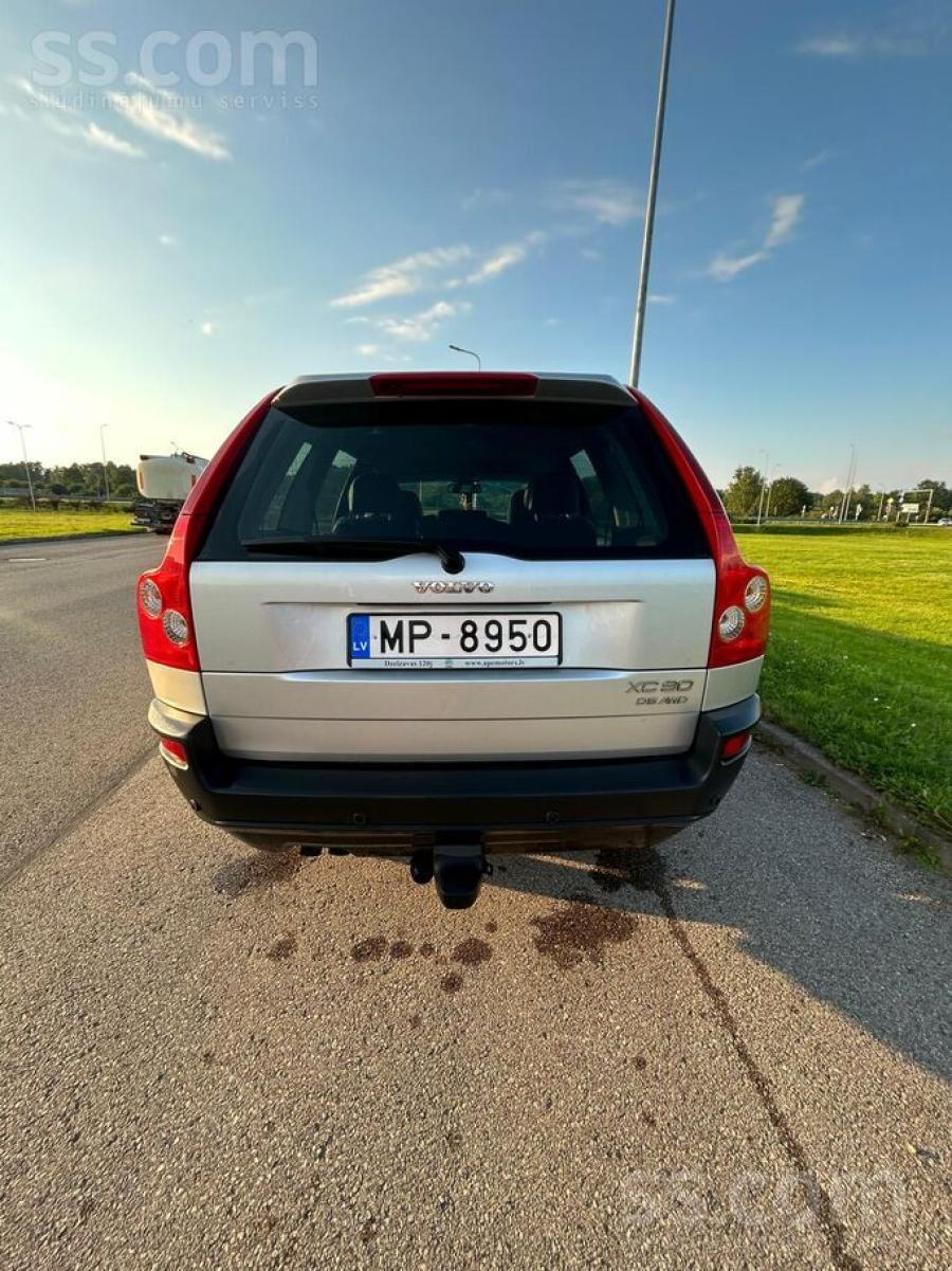 Volvo XC90 2004 in Riga, with an engine capacity of 2.40 L and mileage of 330 thousand km for 3000 €, photo 9 on AUTOMOTO.COM.LV